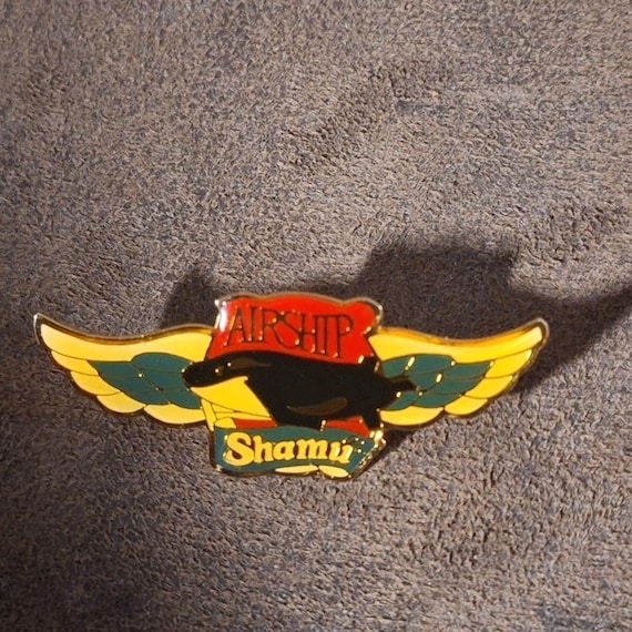 1990s Sea World Air Ship Shamu Whale Blimp Pin - Gem