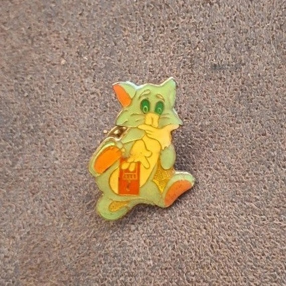 70s Tom From Tom & Jerry Paw in Mouse Trap Pin - Gem