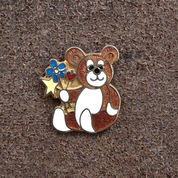 1984 Teddy Bear Holding Flowers Enamel Pin - Gem