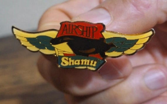 1990s Sea World Air Ship Shamu Whale Blimp Pin - Gem