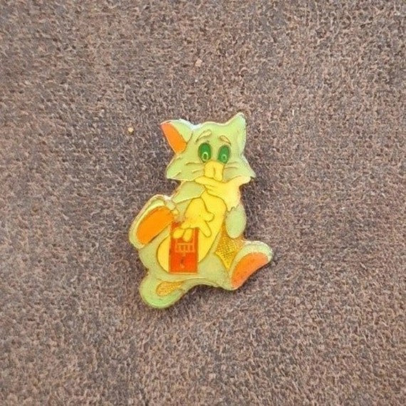 70s Tom From Tom & Jerry Paw in Mouse Trap Pin - Gem