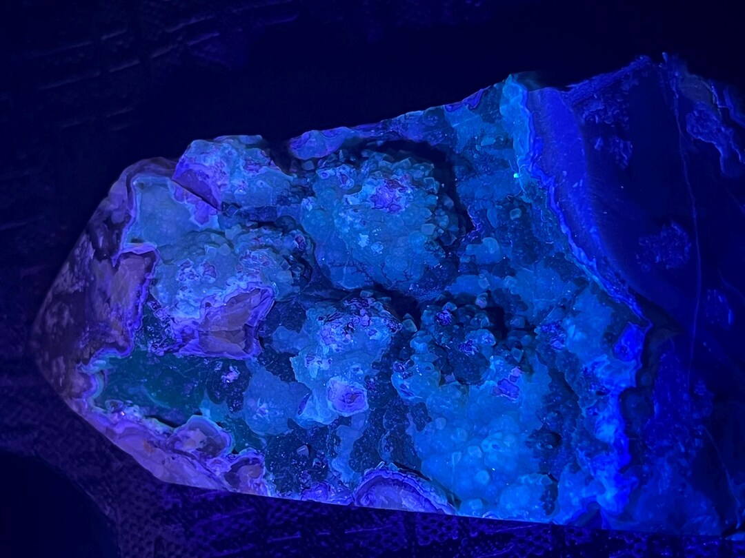 HIGH QUALITY - Raw Volcano Agate Tower. Great UV Reaction. 15.5 Oz 439g ...