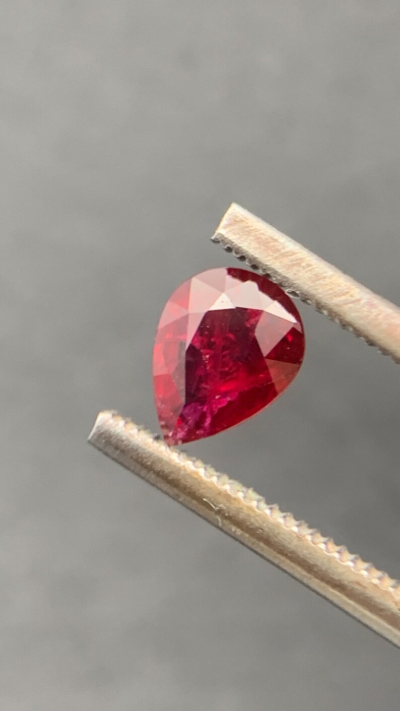 0.39 Ct Unheat Ruby Rubin tansania 5.2x4.0 Natürlicher Edelstein ...