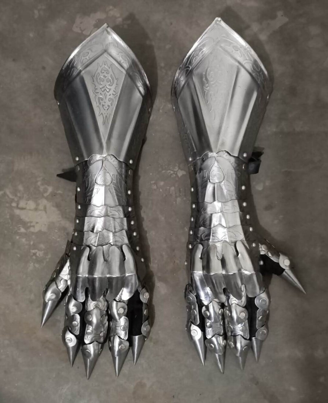 Medieval Steel Nazgul Gauntlets: Silver Finish, Lord of the Rings ...