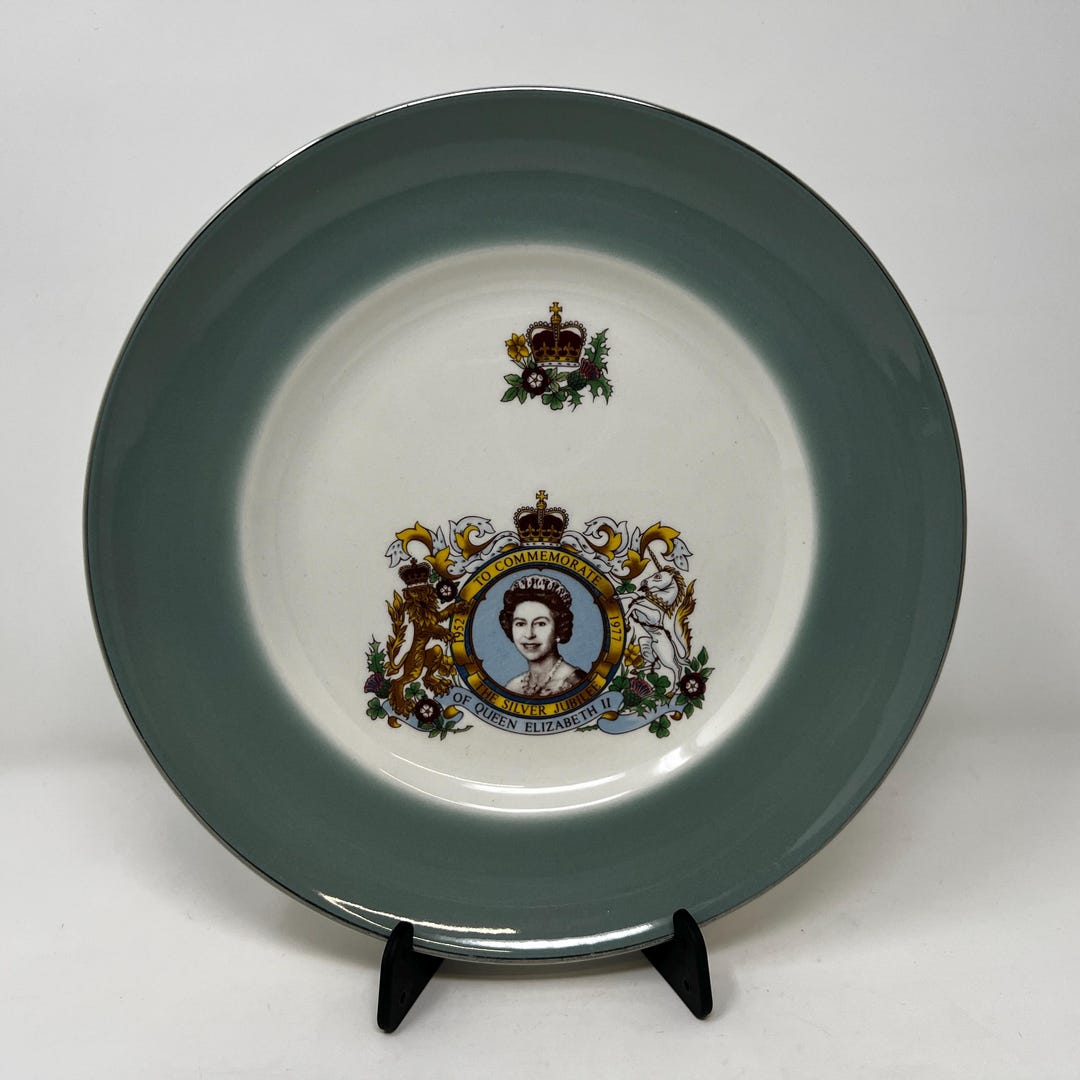 Queen Elizabeth II Silver Jubilee Collector Plate, Royal Memorabilia - Etsy