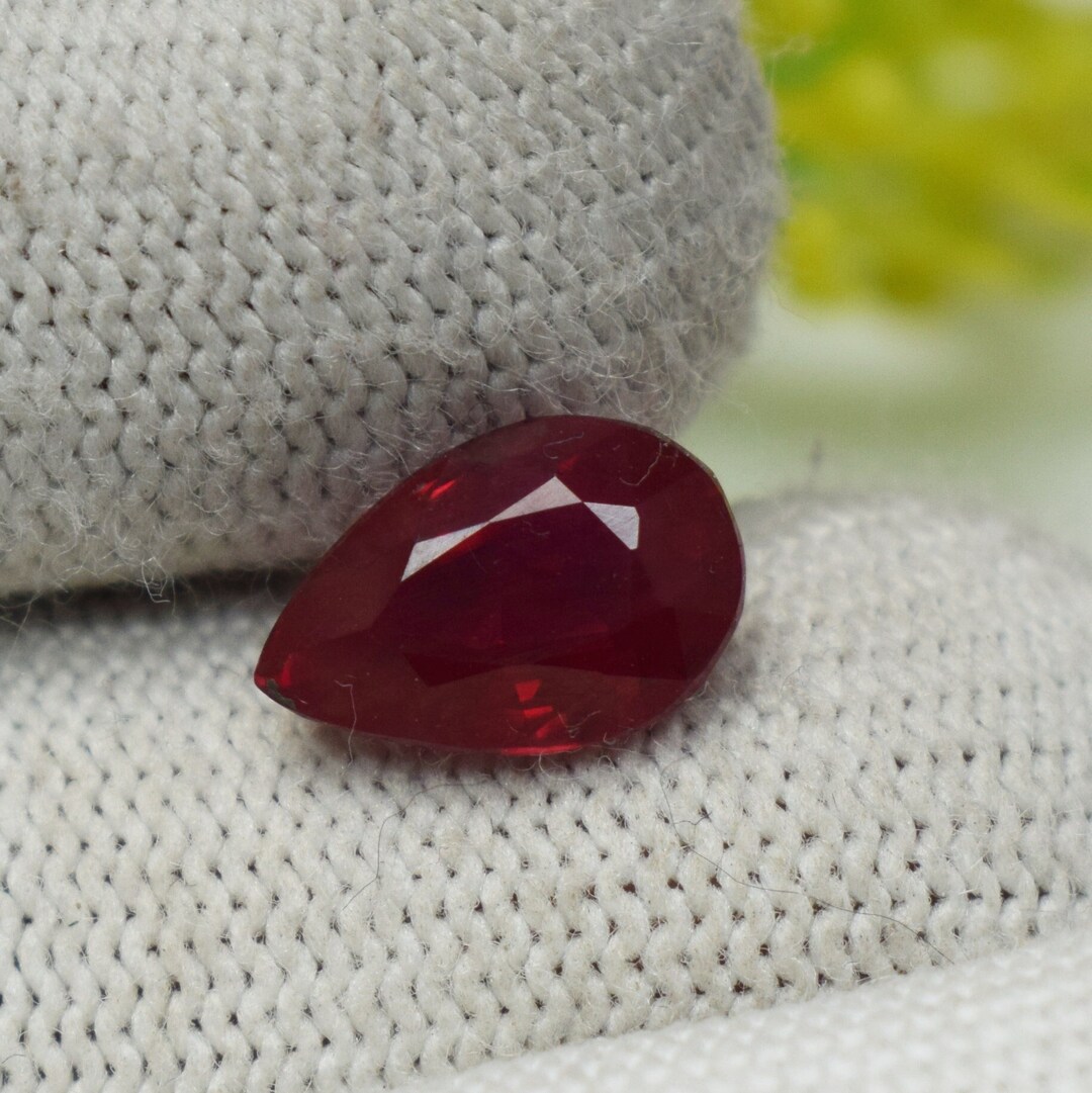 Lab creó 3.10 Red Ruby Pear Shape para joyería de tamaño de anillo Use ...
