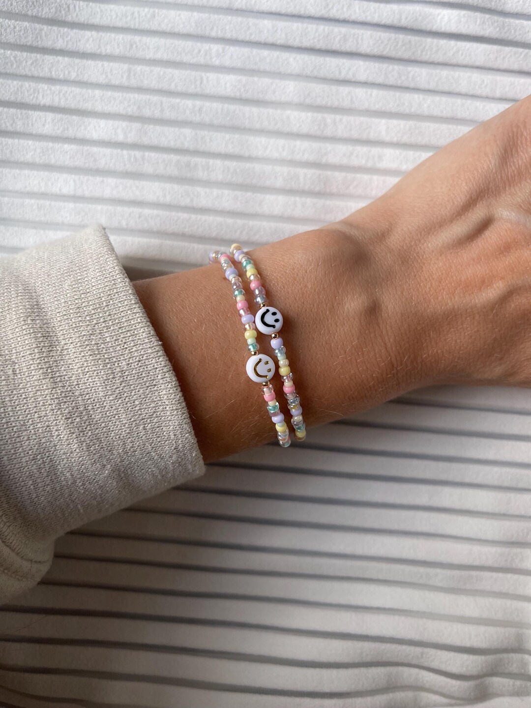 Zartes Armband mit Smiley und pastellfarbenen Perlen rosa lila mint ...