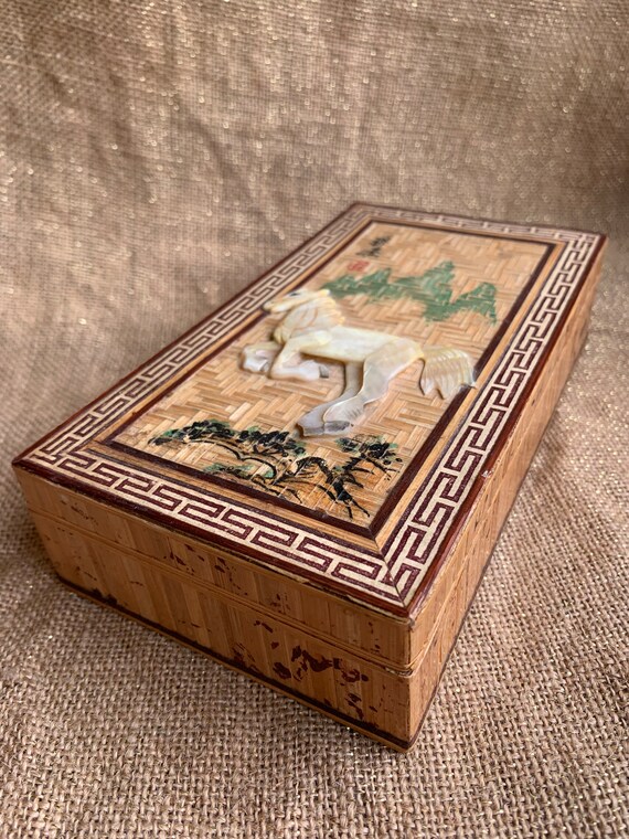 Antique Chinese straw box with mother-of-pearl horse - Gem