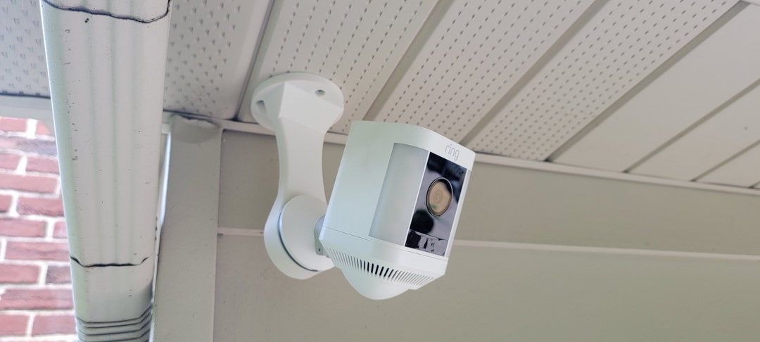 Ring Spotlight Camera Plus Multi-use Mount Ceiling, Wall, Under Eaves ...