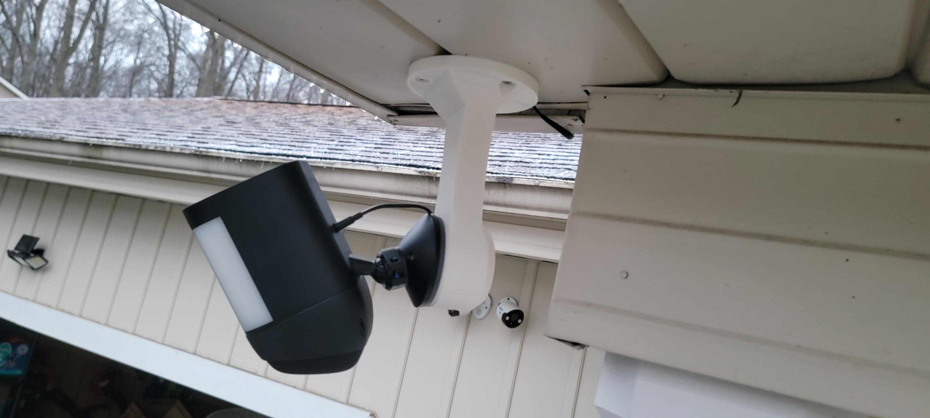 Ring Spotlight Cam Pro Plug-in Multi-use Mount Ceiling, Wall, Under ...
