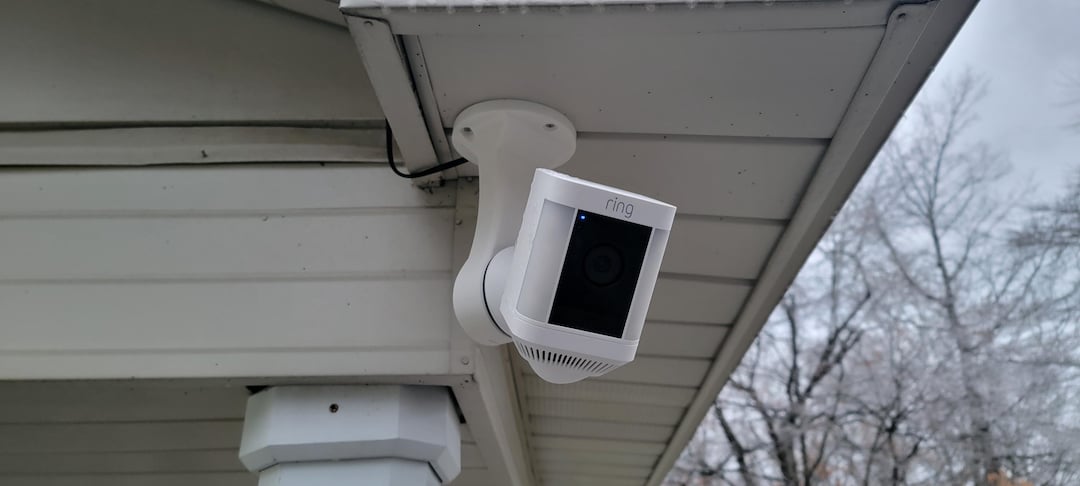 Ring Spotlight Cam Plus Plug-in Multi-use Mount Ceiling, Wall, Under ...