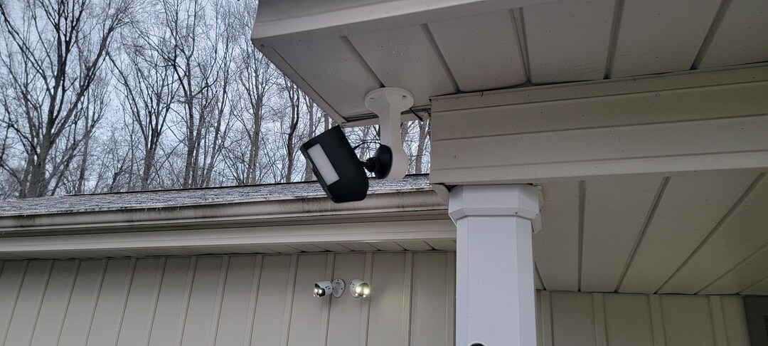 Ring Spotlight Cam Pro Plug-in Multi-use Mount Ceiling, Wall, Under ...