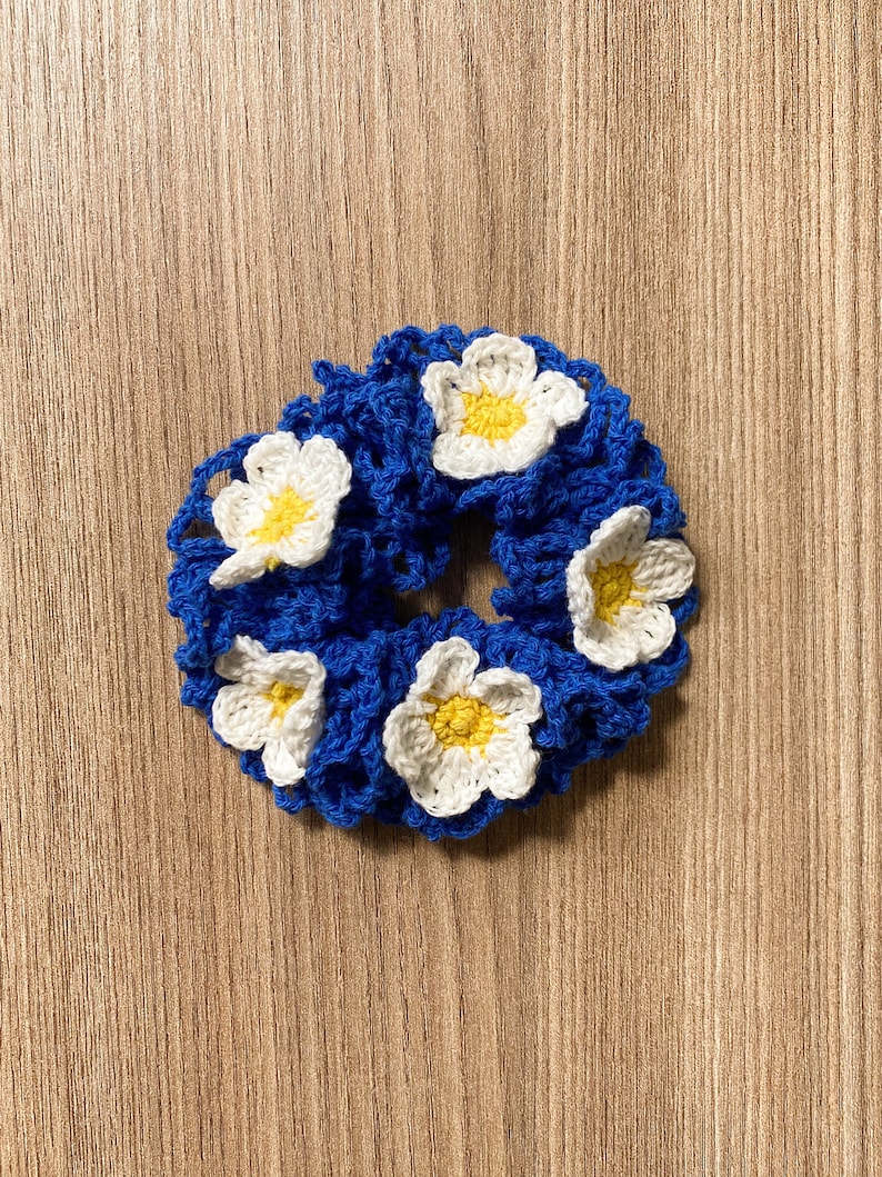 Crochet Daisy Scrunchies - Etsy
