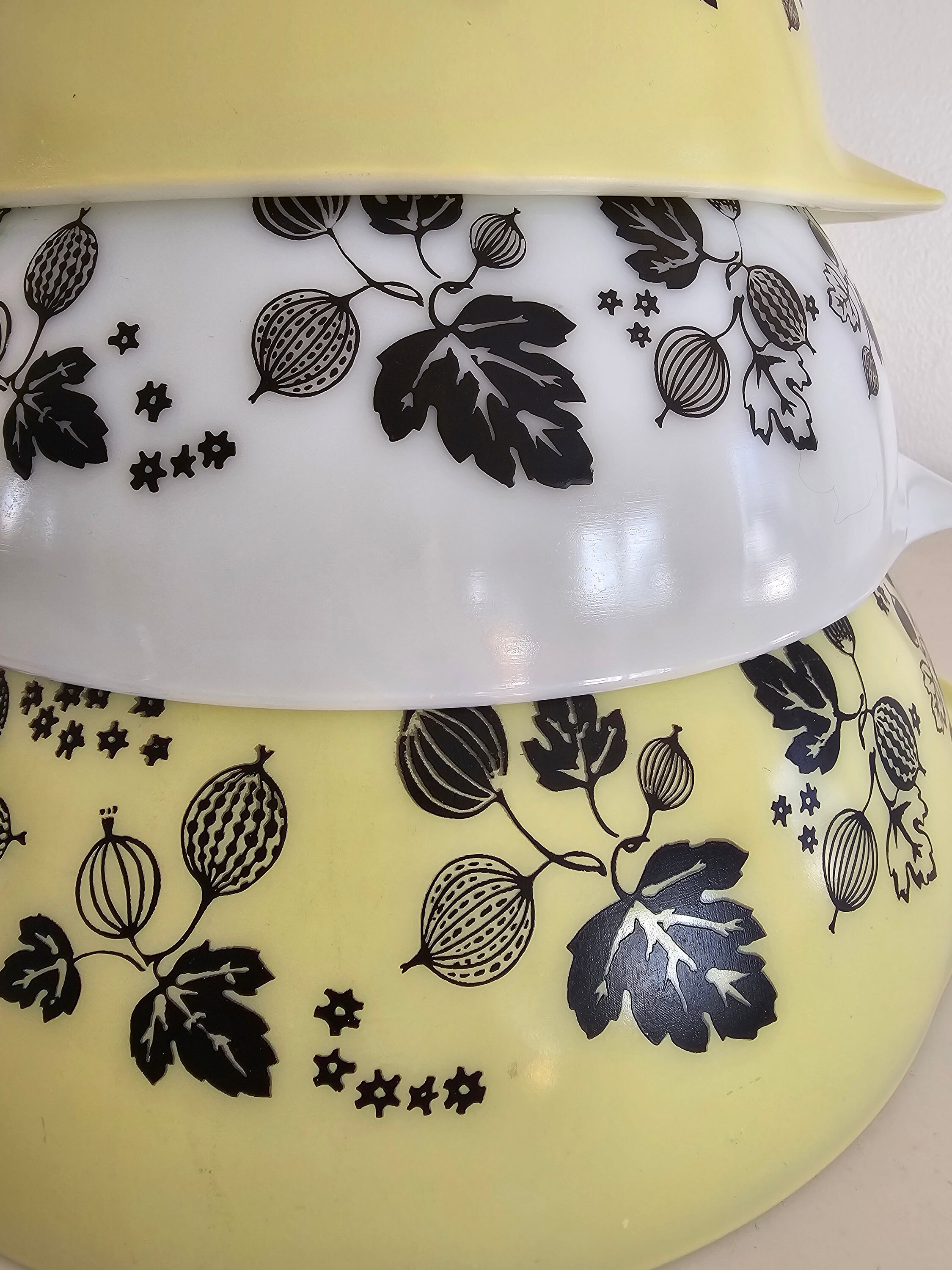 Pyrex 4 Pc Gooseberry Cinderella Mixing Bowl Set Yellow White Black ...