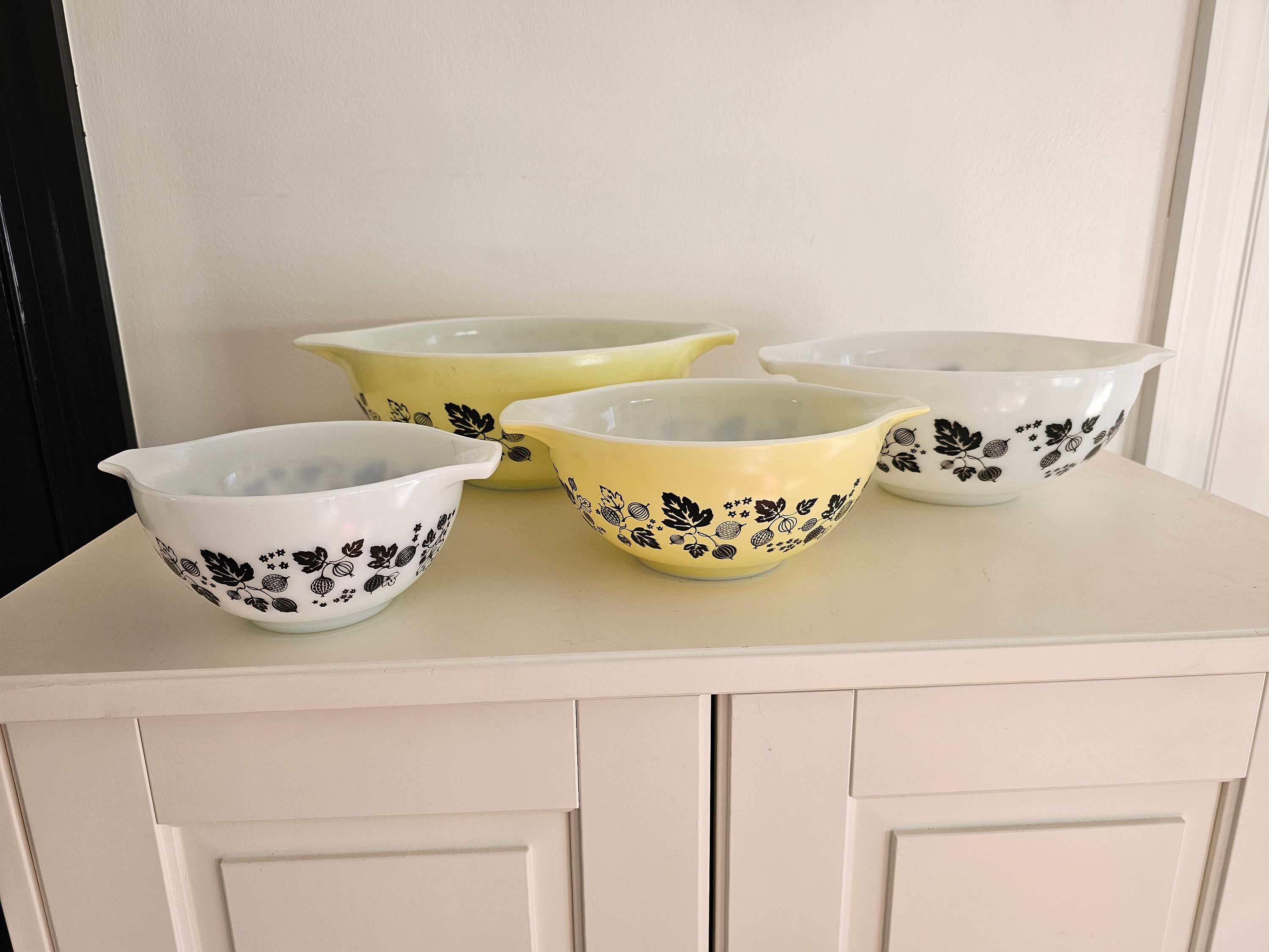 Pyrex 4 Pc Gooseberry Cinderella Mixing Bowl Set Yellow White Black ...