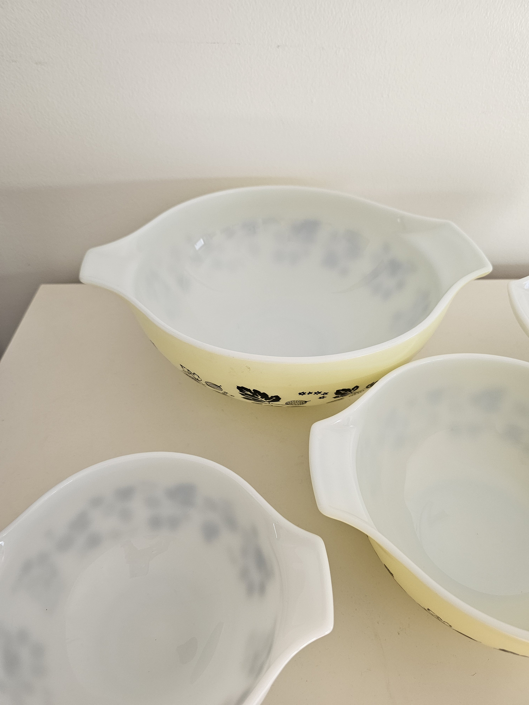 Pyrex 4 Pc Gooseberry Cinderella Mixing Bowl Set Yellow White Black ...