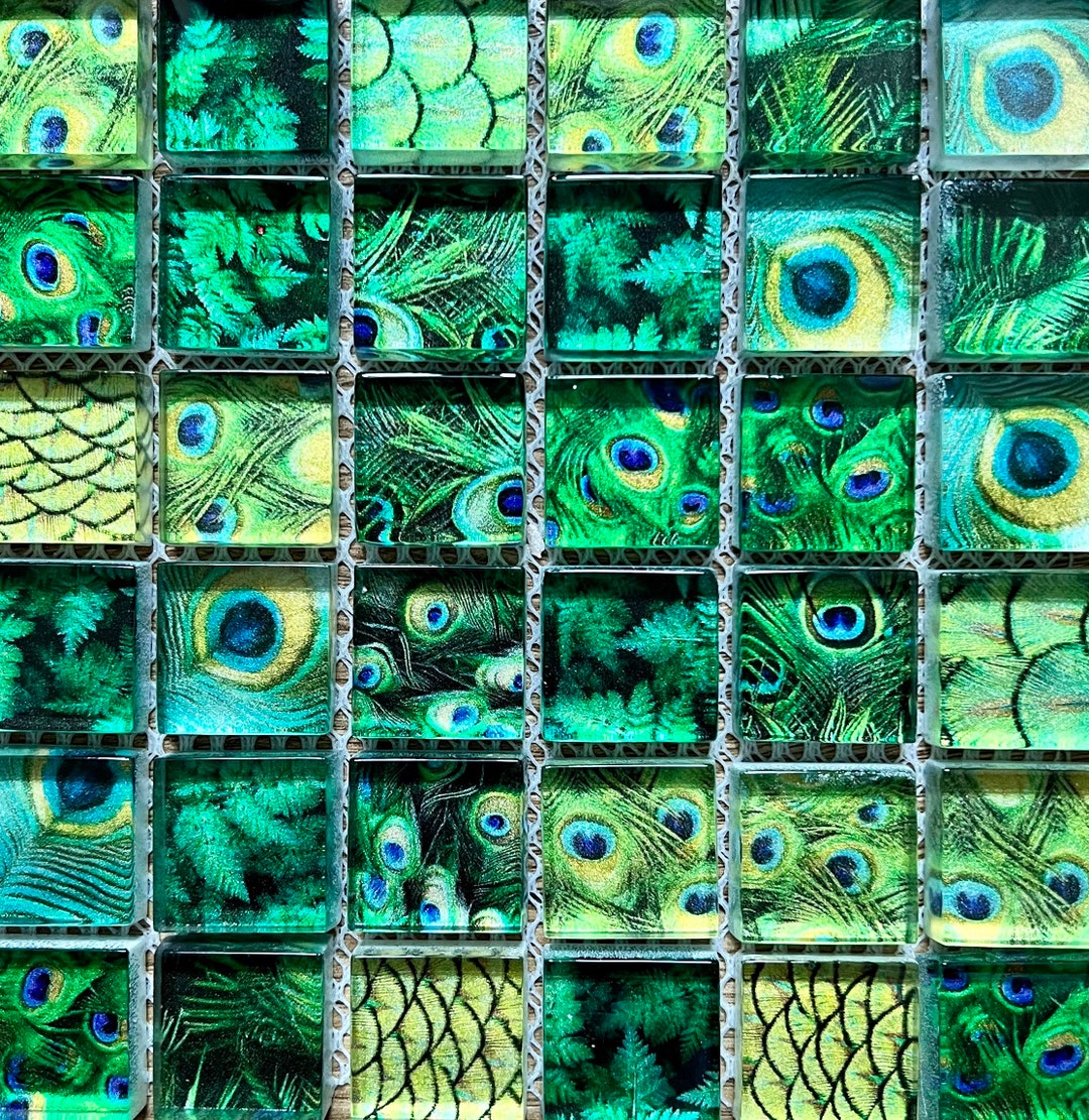 Carreaux de mosaïque en verre, mélange de plumes de paon et de plantes ...