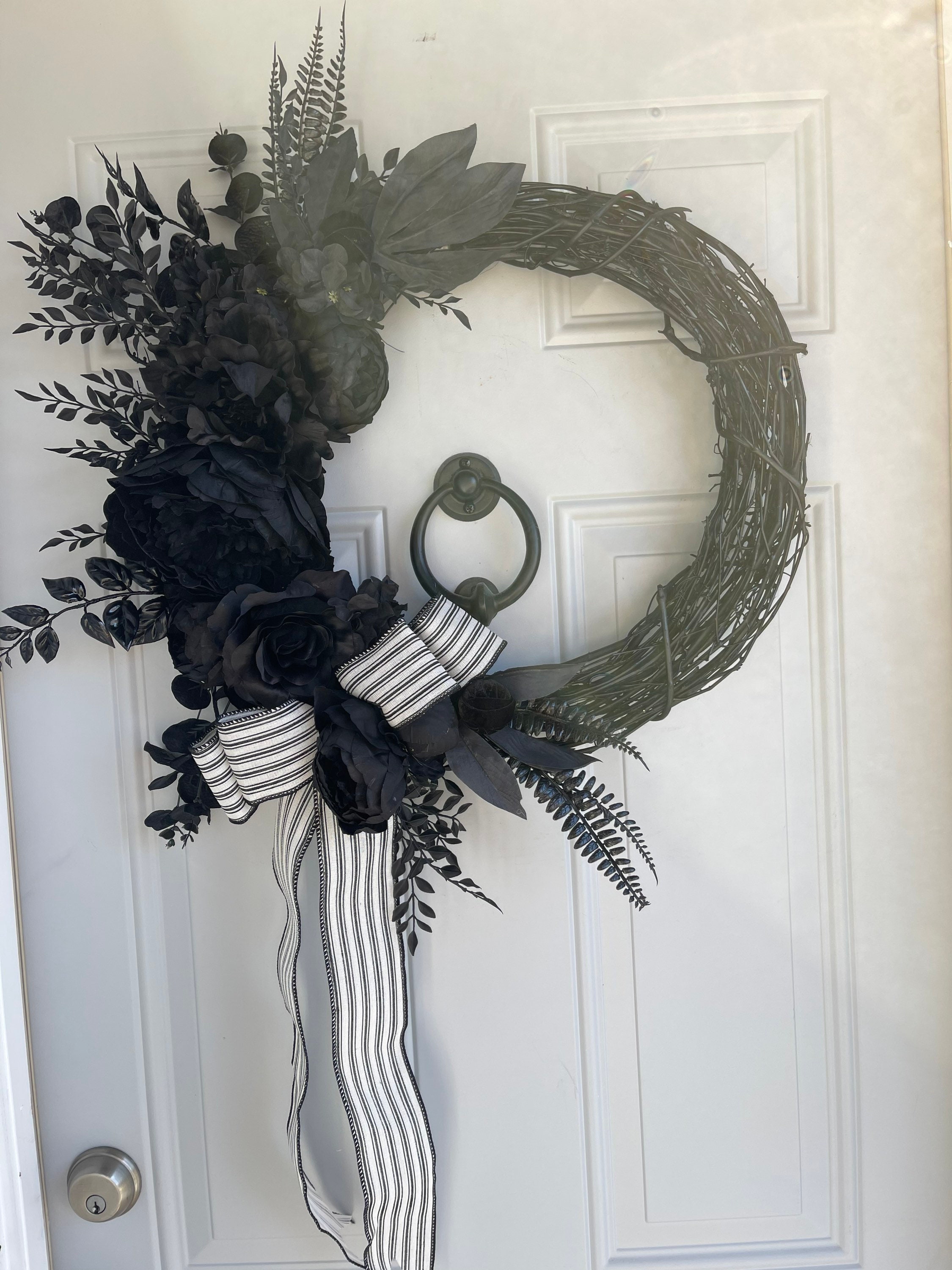 Handmade All-black Beauty Wreath: Black Dahlias Black Roses - Etsy