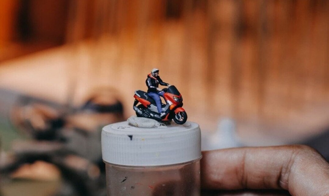 1/87 Scale Miniature Figure Man Riding Moped | Scooter Bike | Modern ...