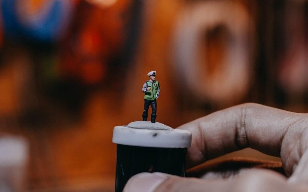 1/87 Scale Miniature Figure Policeman Standing | Law Enforcement Man ...