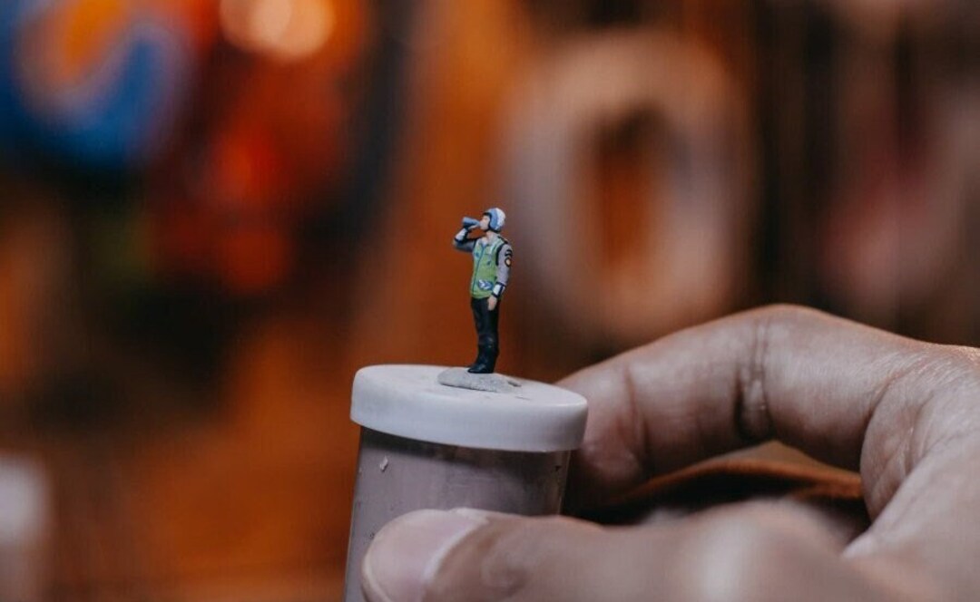 1/87 Scale Miniature Figure Policeman Traffic Police Male Law Enforcer ...