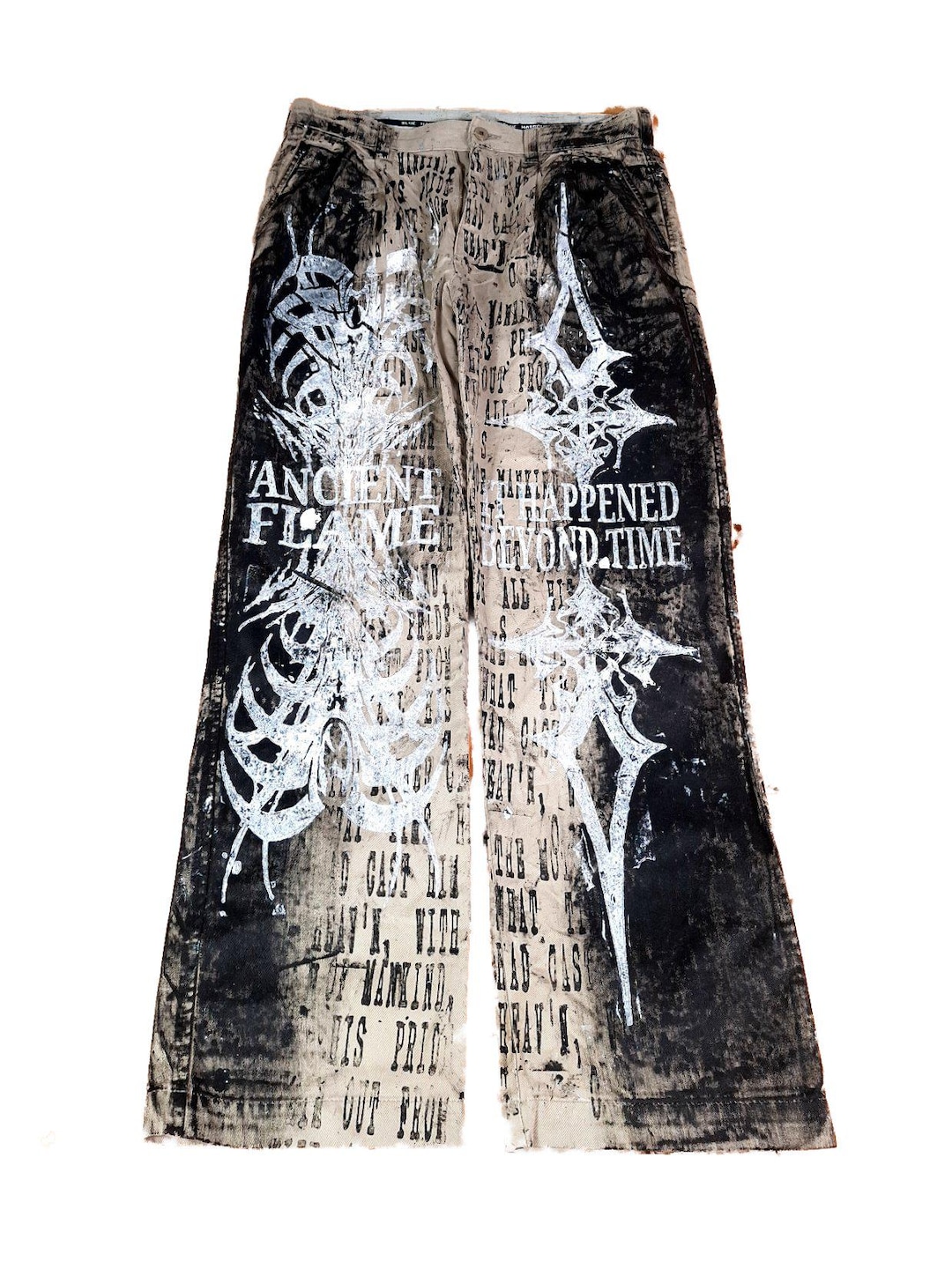 Calça jeans exclusiva, feita à mão e reciclada, com estampa gráfica ...