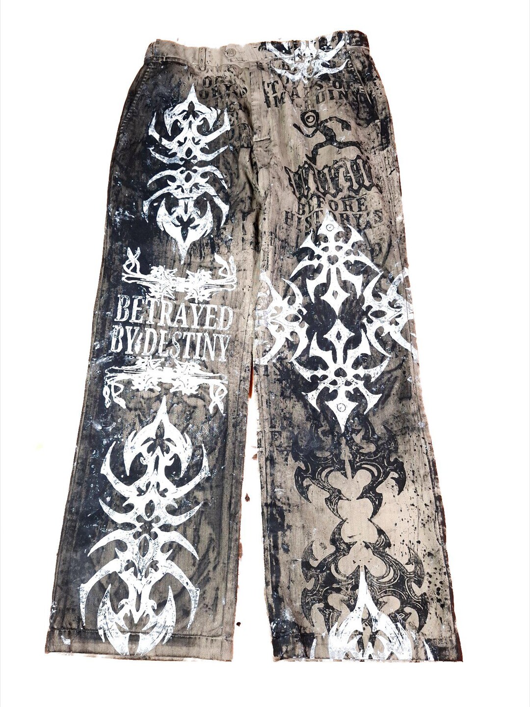 Calça jeans exclusiva, feita à mão e reciclada, com estampa gráfica ...