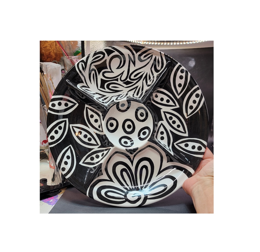 Vicki Carroll Design, Pottery, Black & White, Leaf/flower Round ...