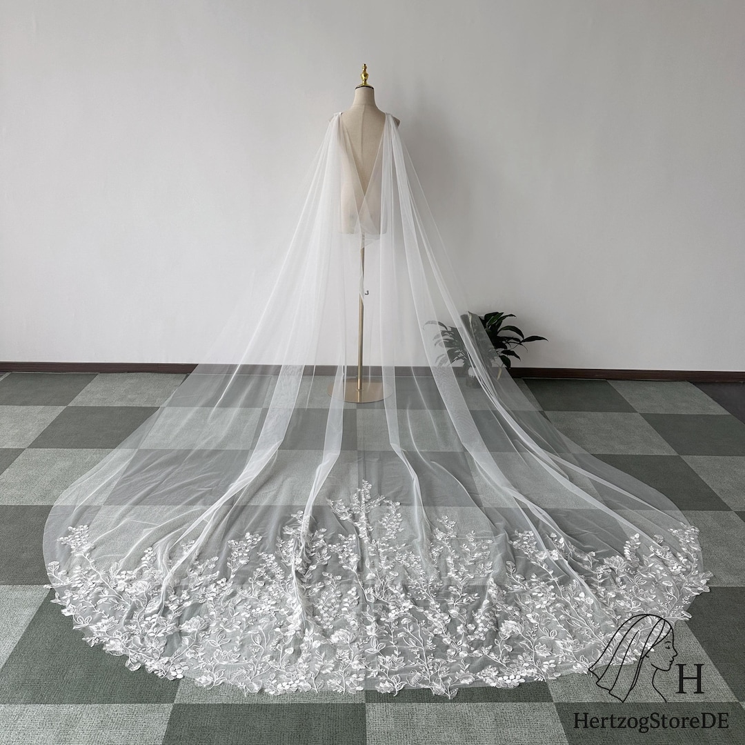 Tulle Bridal Veil With Floral and Plant Lace, V-shoulder Veil for ...