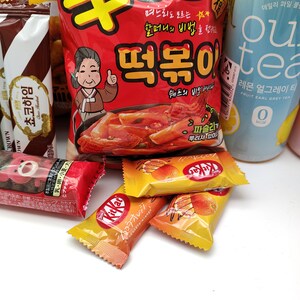 Korea Japan Culture Snack Box / Gift and Party Snack Box for K-fans and ...