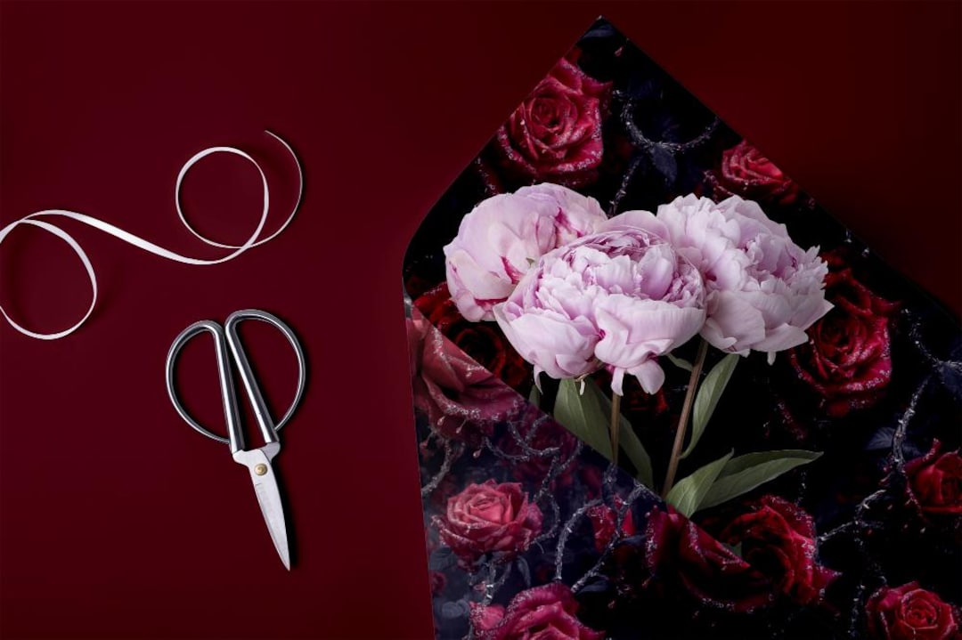 Scorpio Venom Roses Wrapping Paper: Gothic Dark Red Gift Wrap With ...