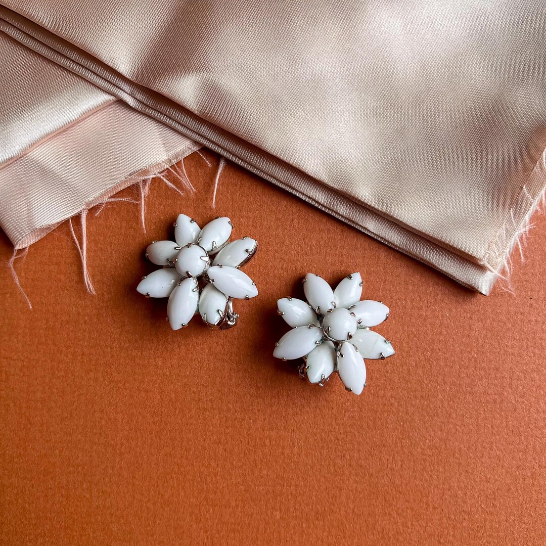 Vintage 1960s White Abstract Flower Earrings - Etsy