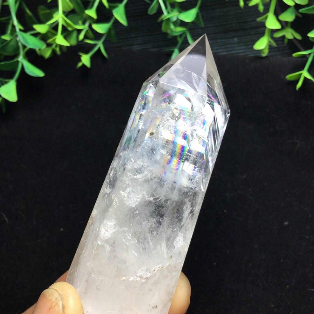 Belle tour en cristal de quartz clair du Tibet avec arc-en-ciel ...