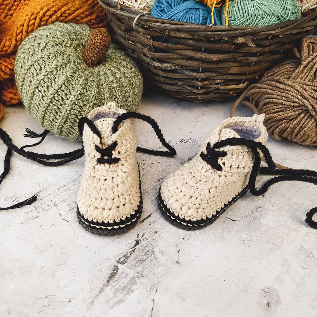 Modèle de chaussons au crochet, baskets quatre tailles, modèle de ...