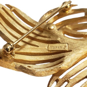 Vintage Collectible SIGNED Trifari Gold Tone Large Floral Flower Brooch ...