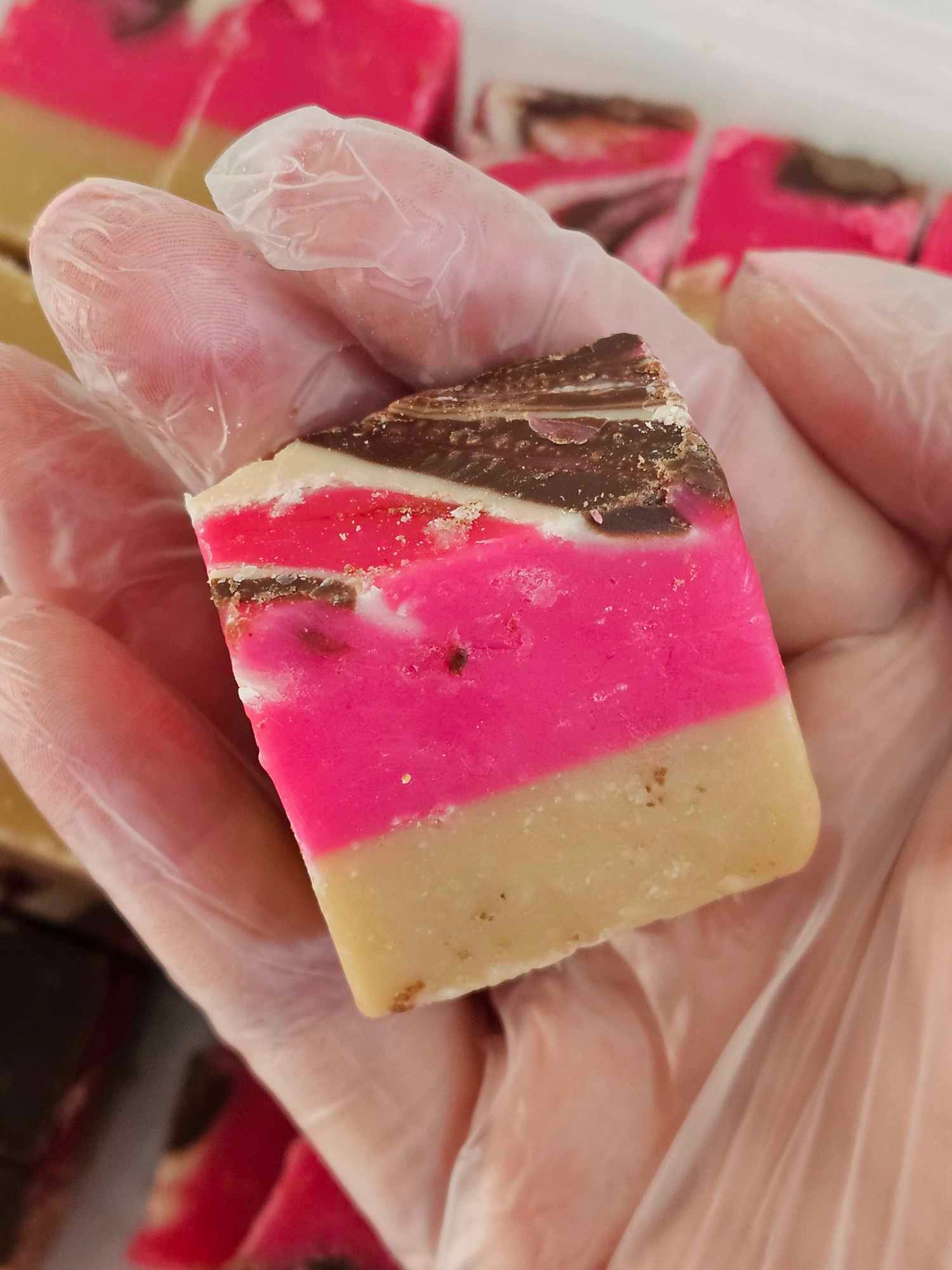 The Fudge Factory Handmade Fudge Box 8 Different Flavours, Ideal for a ...