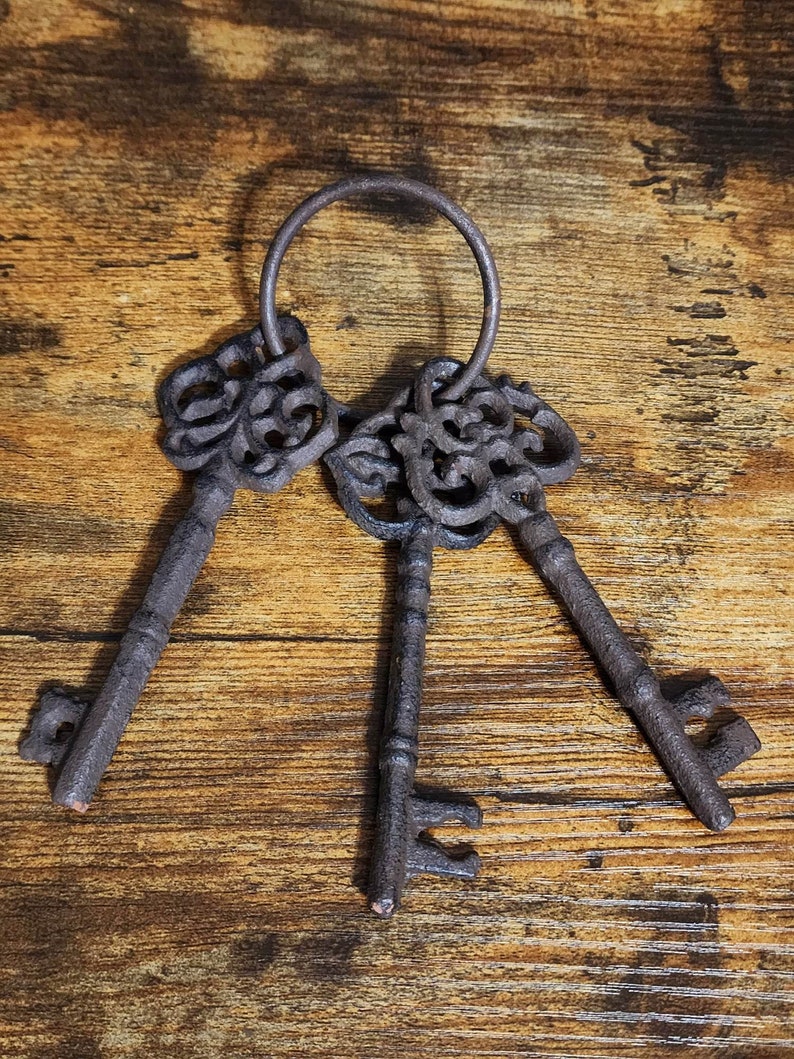 Vintage Cast Iron Keys Set Home Decor Piece - Etsy