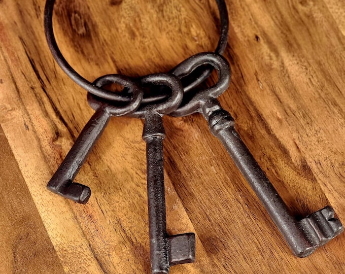 Large Vintage Cast Iron Jailhouse Keys - Etsy