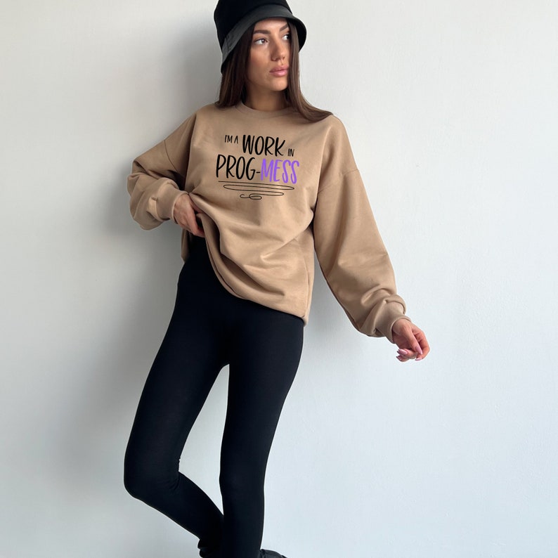 Trabajo en Progmess svg png/ Las so quote svg/ Soy un trabajo en ...