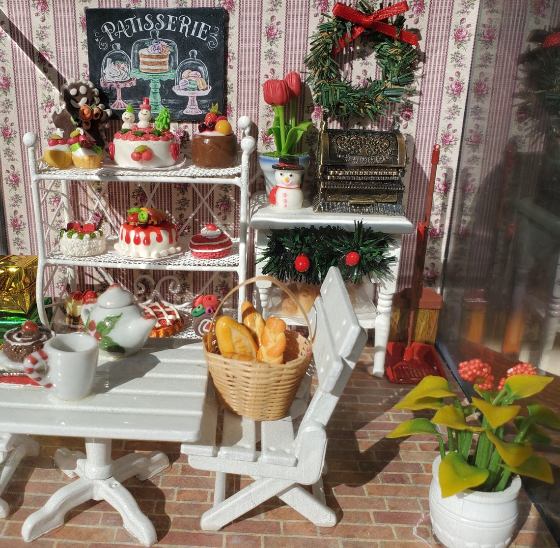 Christmas Under Plexiglass! This 1:12 Scale Dollhouse Shelf Insert ...