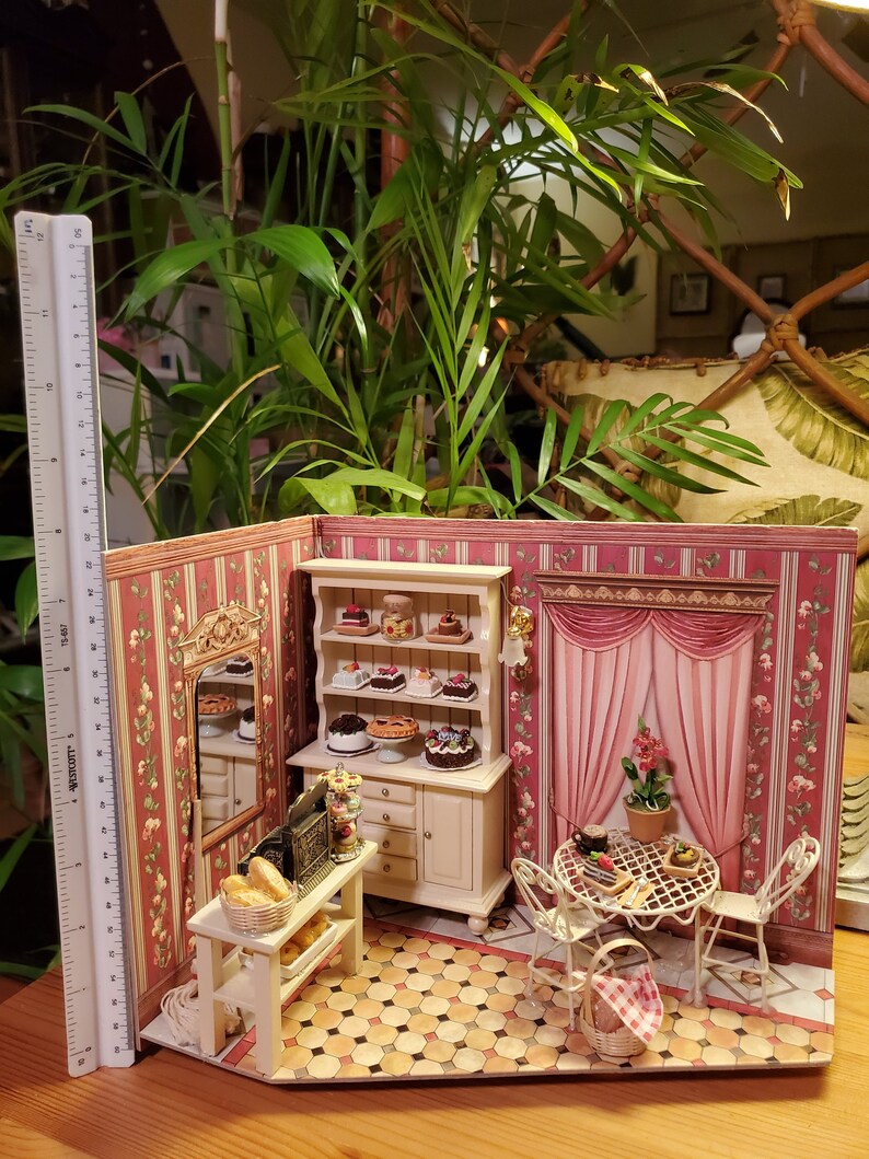 The Corner Bakery 1:12 Scale Miniature Dollhouse Roombox This is a ...