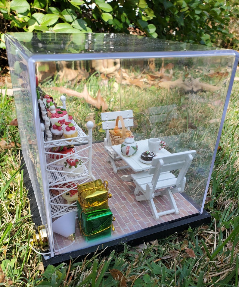 Christmas Under Plexiglass! This 1:12 Scale Dollhouse Shelf Insert ...