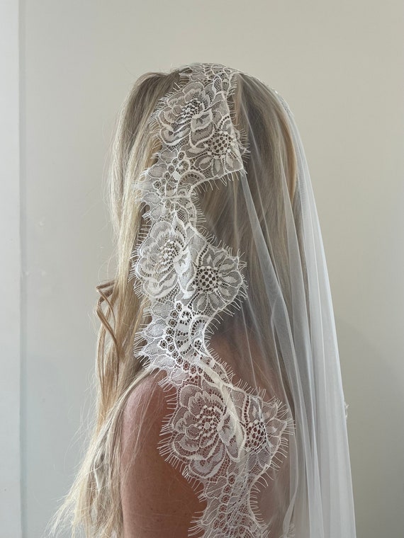Lace edged bridal veils store