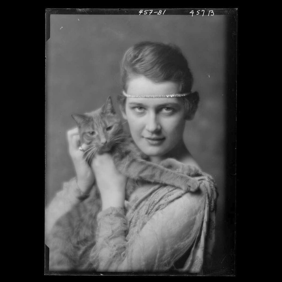 Early 1900s New York Studio: Iconic Black and White Photography, Women ...