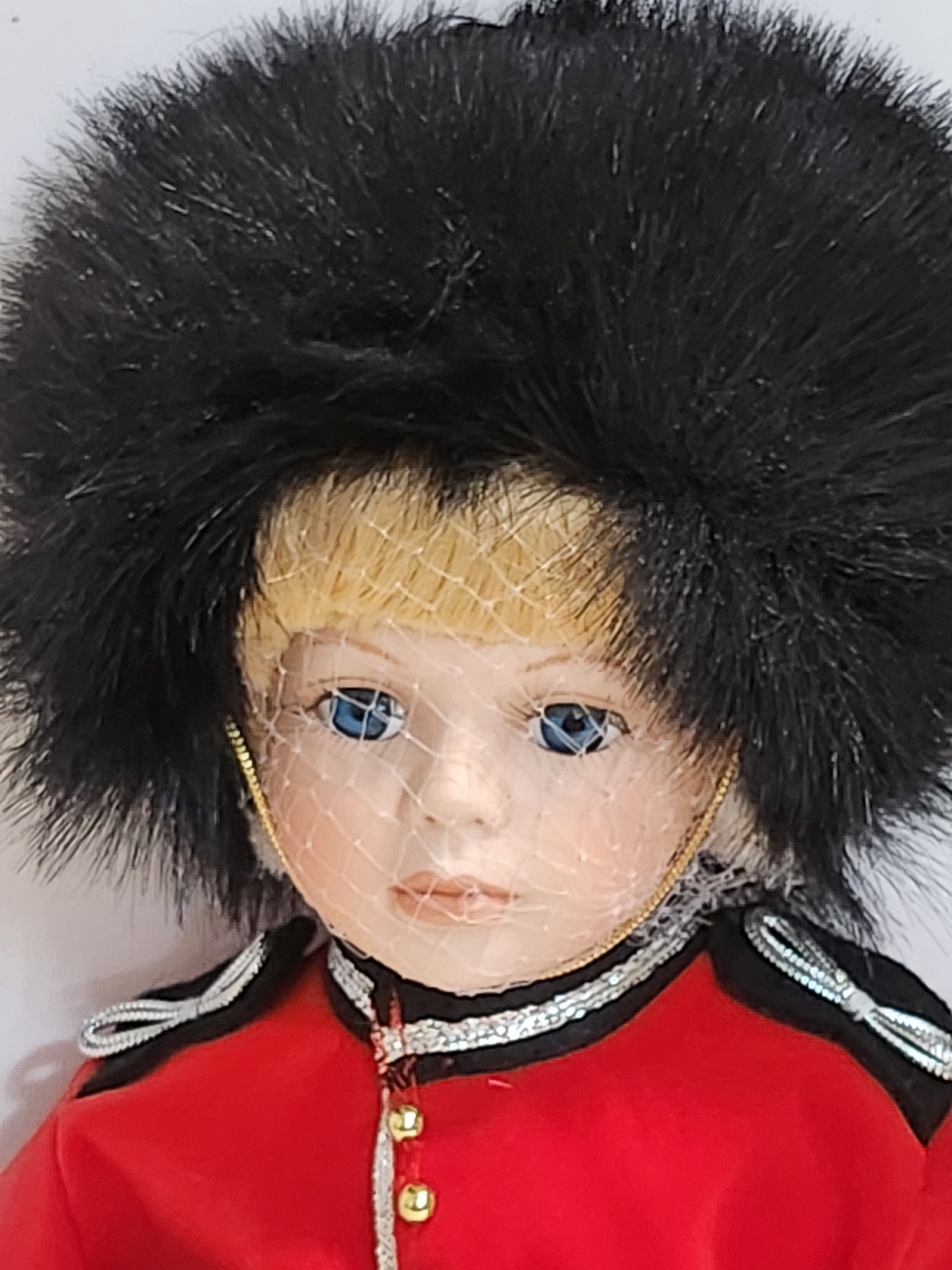 Leonardo Collectors Porcelain British Queen's Guardman Doll-nib in ...