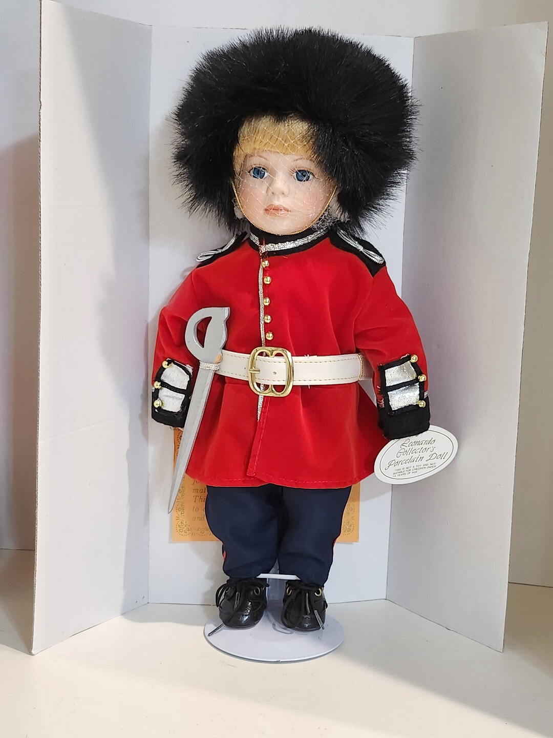Leonardo Collectors Porcelain British Queen's Guardman Doll-nib in ...