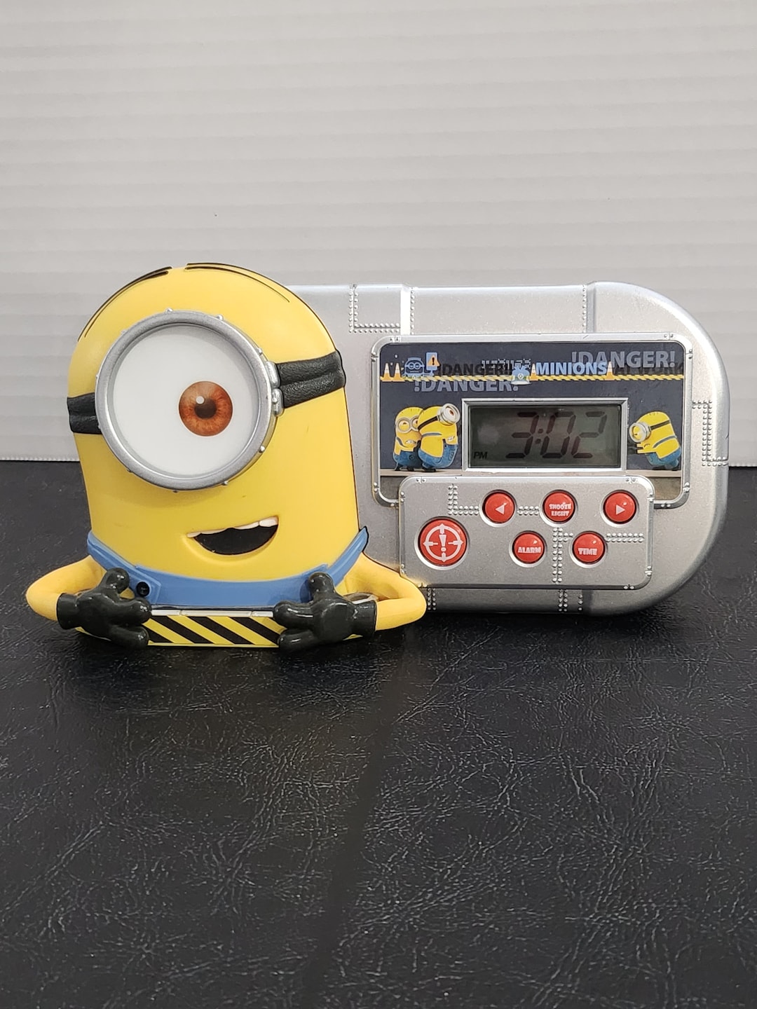 Universal Studios Despicable Me Minion Night Glow Battery Alarm Clock ...