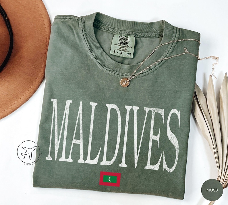 Maldives Flag Graphic T-shirt, Retro Travel Souvenir - Etsy