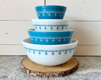 Snowflake Blue Garland Vintage Pyrex Complete Mixing Bowl Set 4 ...
