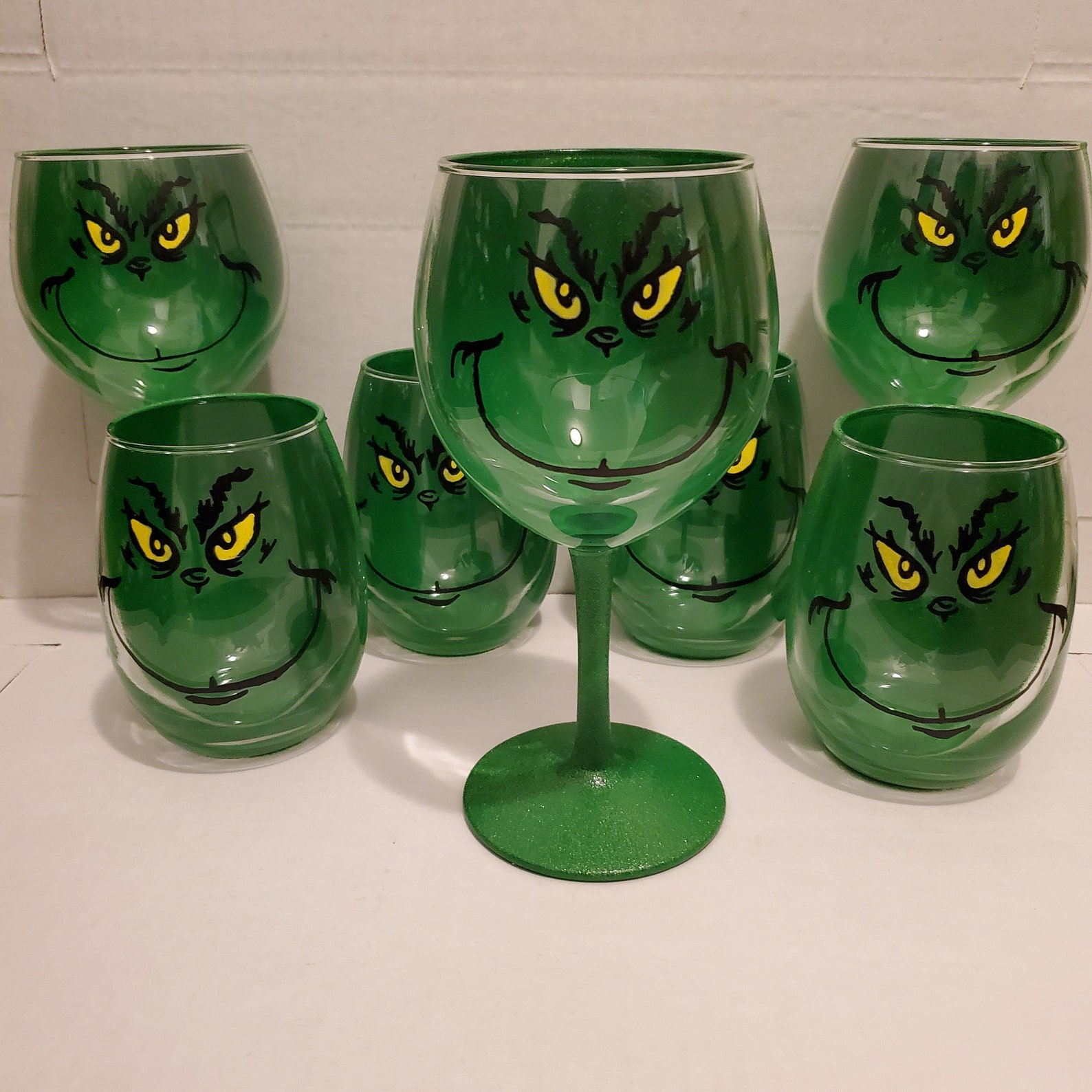 Hand Painted Grinch Wine Glass - Etsy
